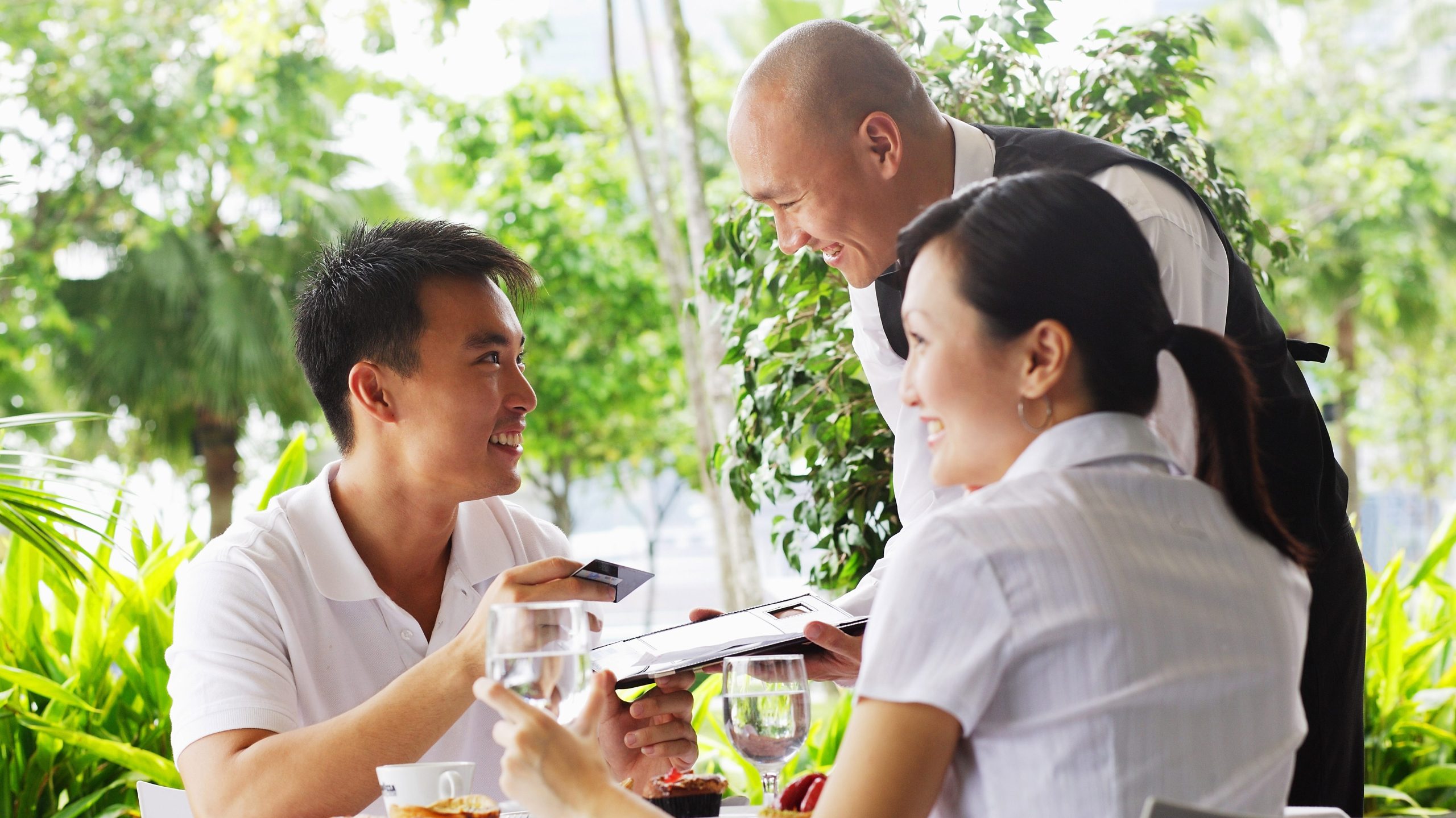 Waiter App: 5 Ways They Elevate Customer Relationships